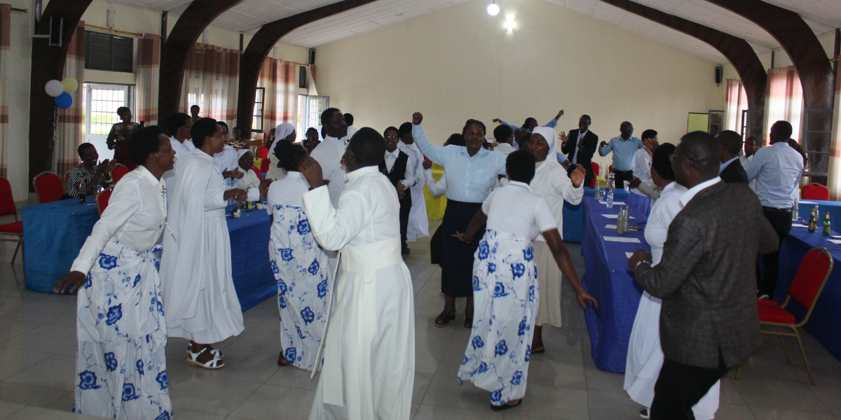 Ababikira b’Abari ba Nyagasani bizihije isabukuru y’imyaka 54 y’uwo ...