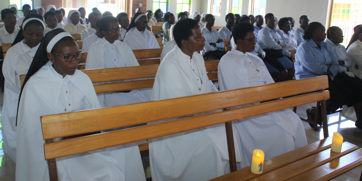 Ababikira b’Abari ba Nyagasani bizihije isabukuru y’imyaka 54 y’uwo ...