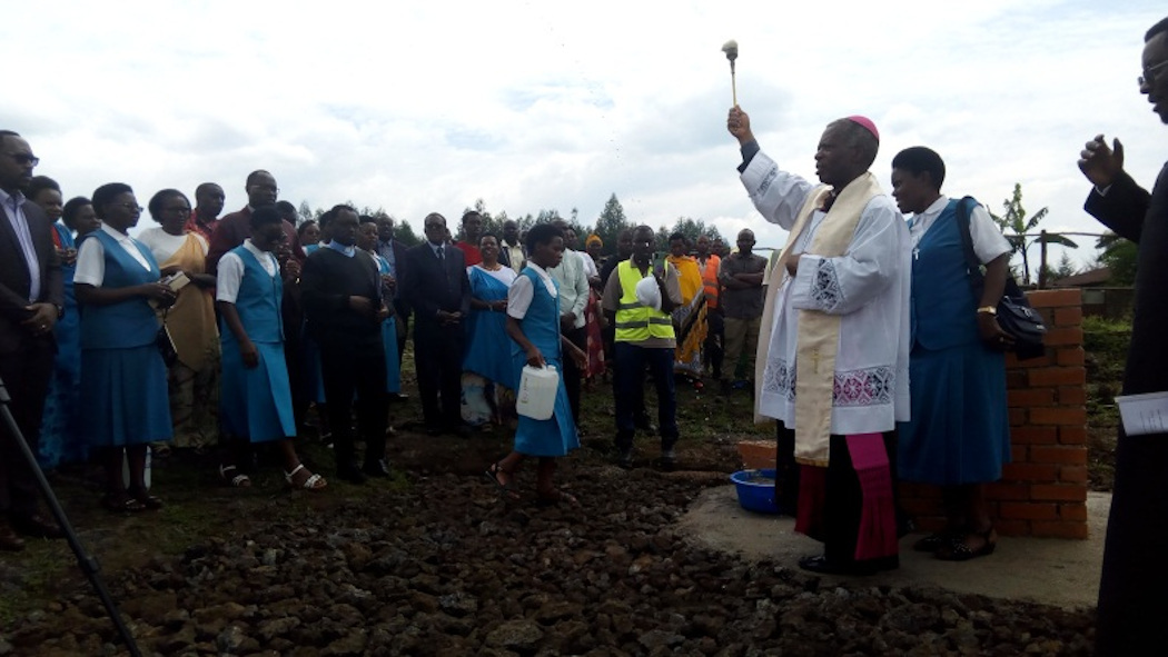 Gushyira ibuye ry’ifatizo ahazubakwa urugo n’ibikorwa by’Umuryango wa ...