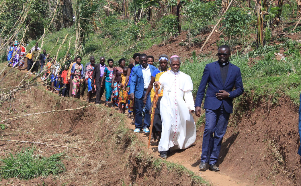 Musenyeri Visenti HAROLIMANA yasuye Santarali ya RUGERA