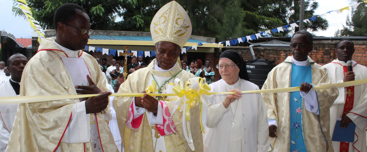 Ababikira b’Abaja ba Yezu Umusaseridoti batashye shapeli nshya banakira ...