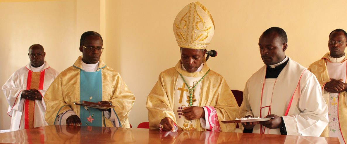 Ababikira b’Abaja ba Yezu Umusaseridoti batashye shapeli nshya banakira ...