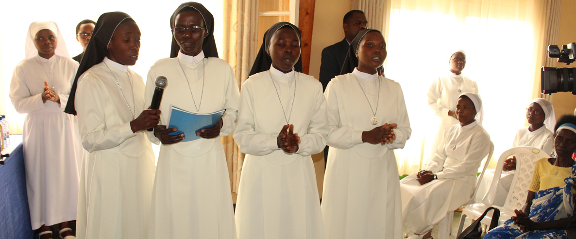 Ababikira b’Abaja ba Yezu Umusaseridoti batashye shapeli nshya banakira ...